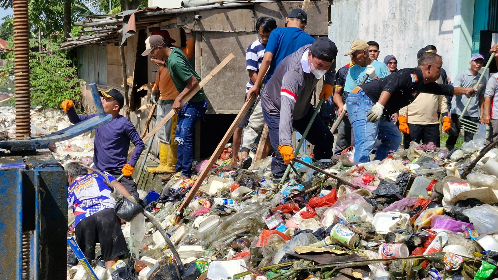 Tangani Masalah Sampah, Bupati Tangerang Bersama Masyarakat Bersihkan ...